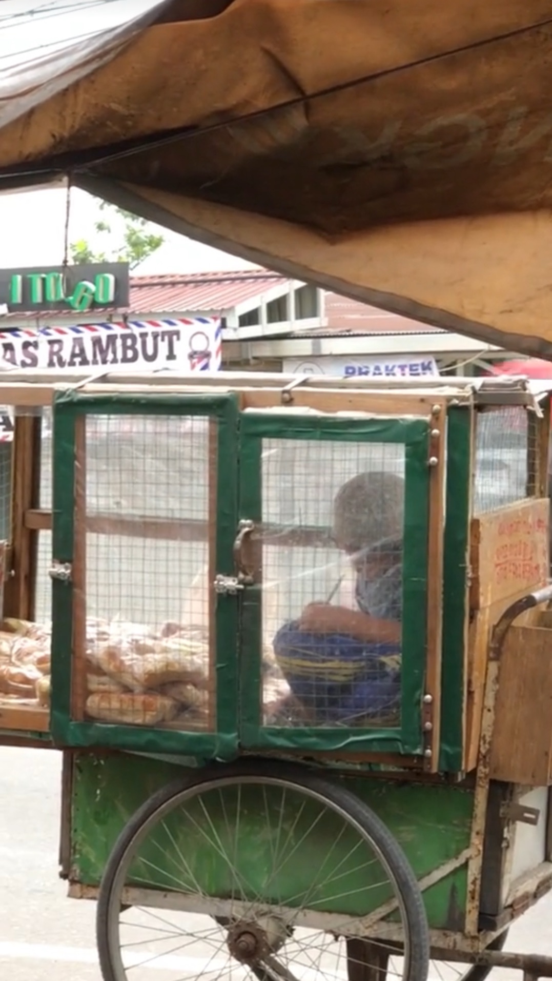 Demi Temani Kakek Jualan, Bocah Ini Masuk Gerobak Roti Sambil Belajar | merdeka.com