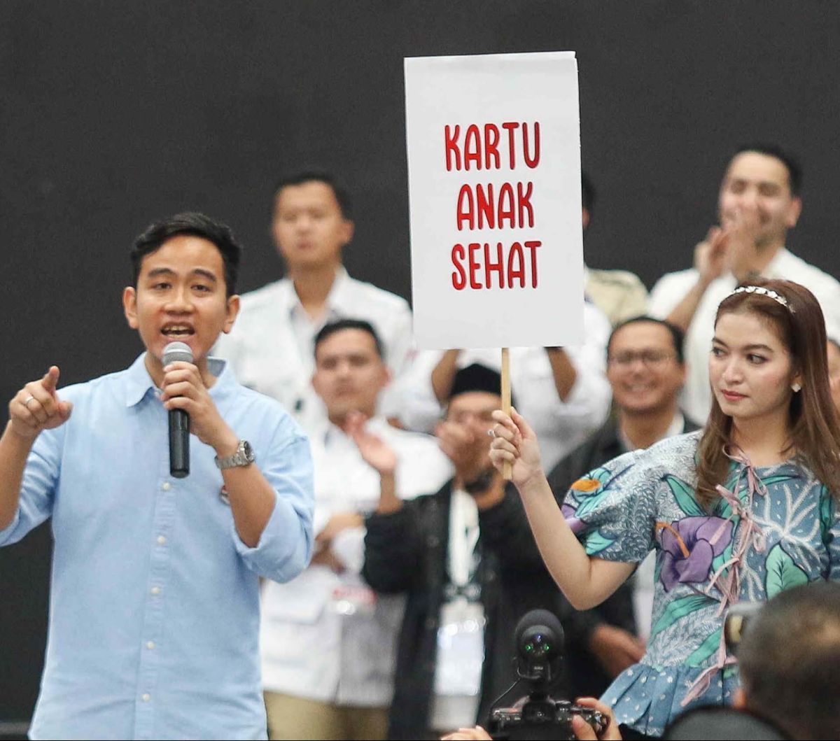 FOTO: Momen Prabowo-Gibran Deklarasi di Indonesia Arena, Disambut Riuh Ribuan Pendukung