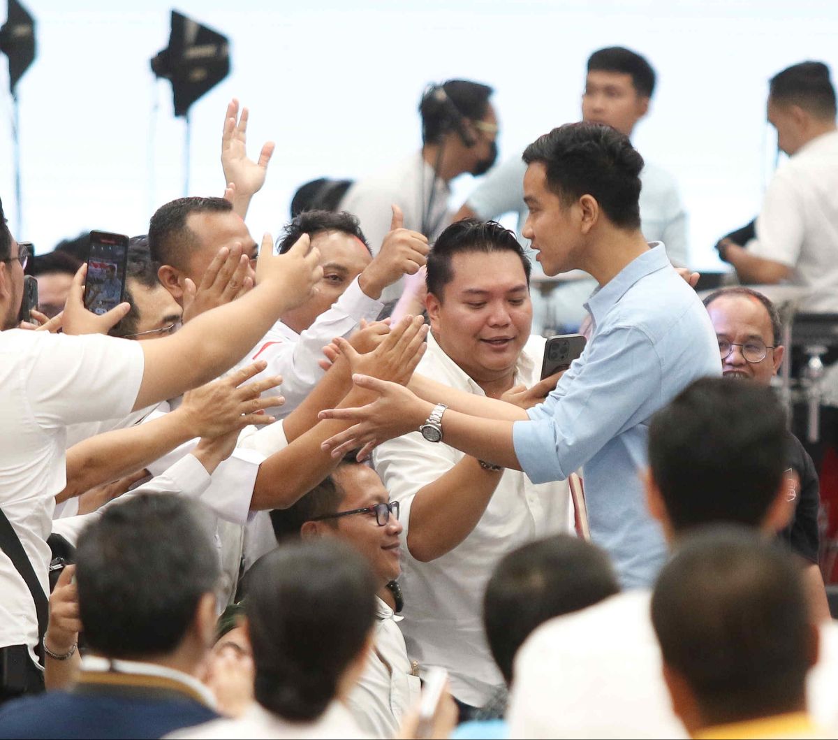 FOTO: Momen Prabowo-Gibran Deklarasi di Indonesia Arena, Disambut Riuh Ribuan Pendukung