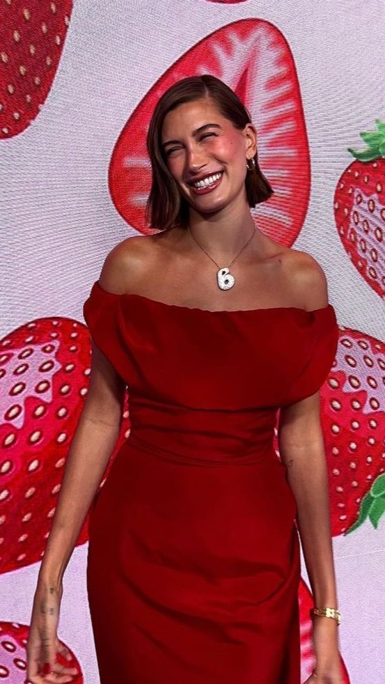 6 Photos of Hailey Bieber with Strawberry Makeup That Viral on TikTok ...