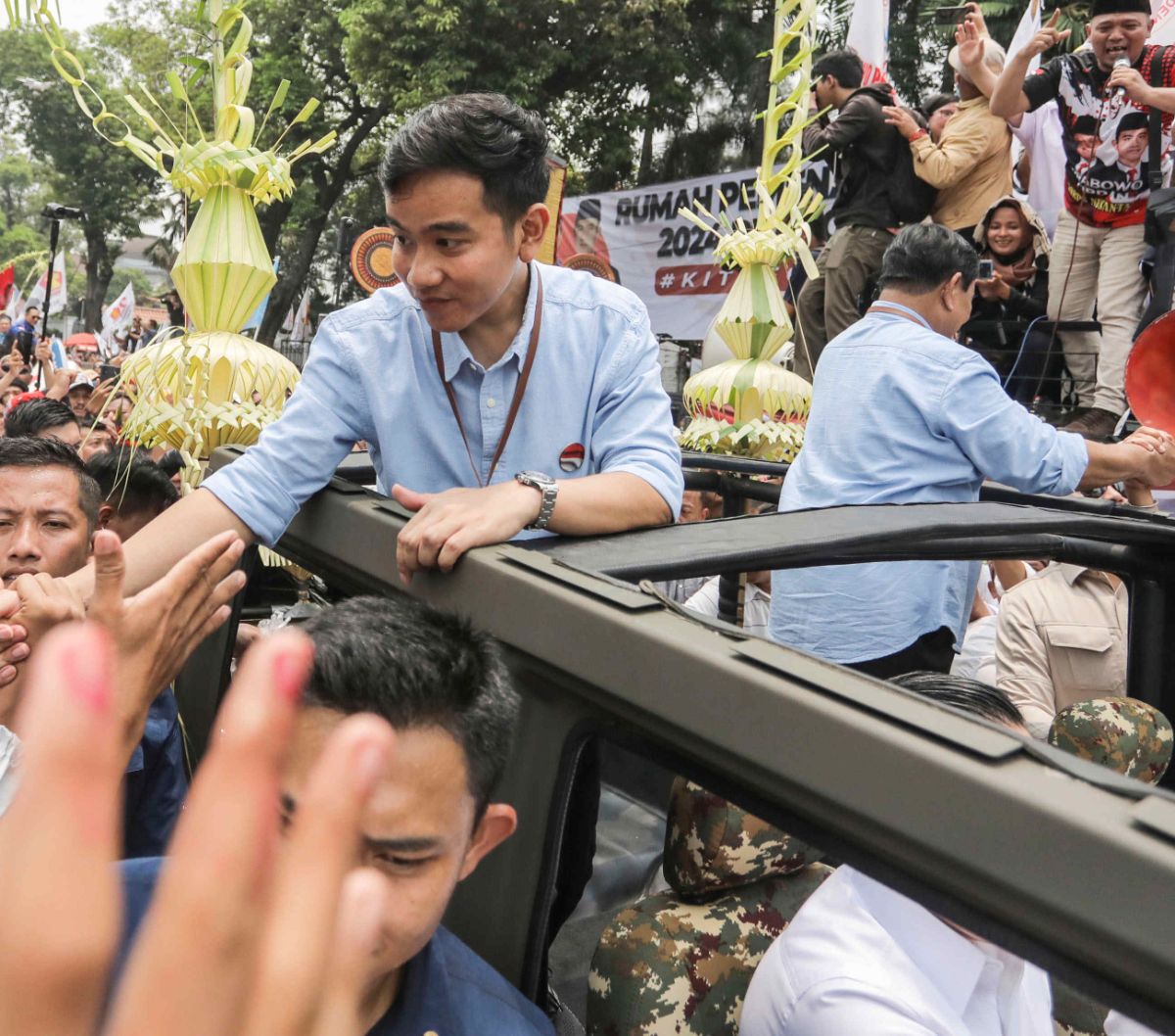 FOTO: Penampakan Prabowo-Gibran Diarak Naik Maung Saat Daftar Pilpres ke KPU
