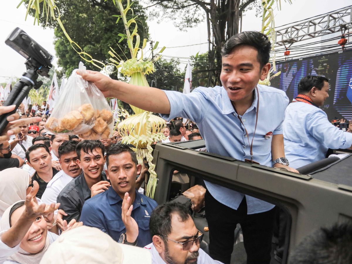 FOTO: Penampakan Prabowo-Gibran Diarak Naik Maung Saat Daftar Pilpres ke KPU