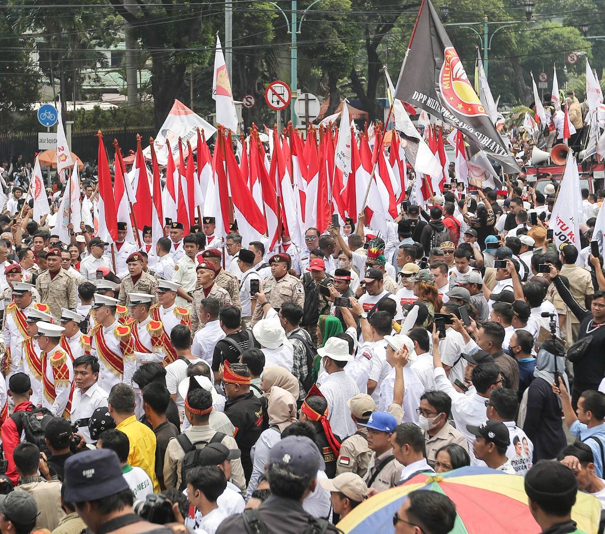 FOTO: Penampakan Prabowo-Gibran Diarak Naik Maung Saat Daftar Pilpres ke KPU