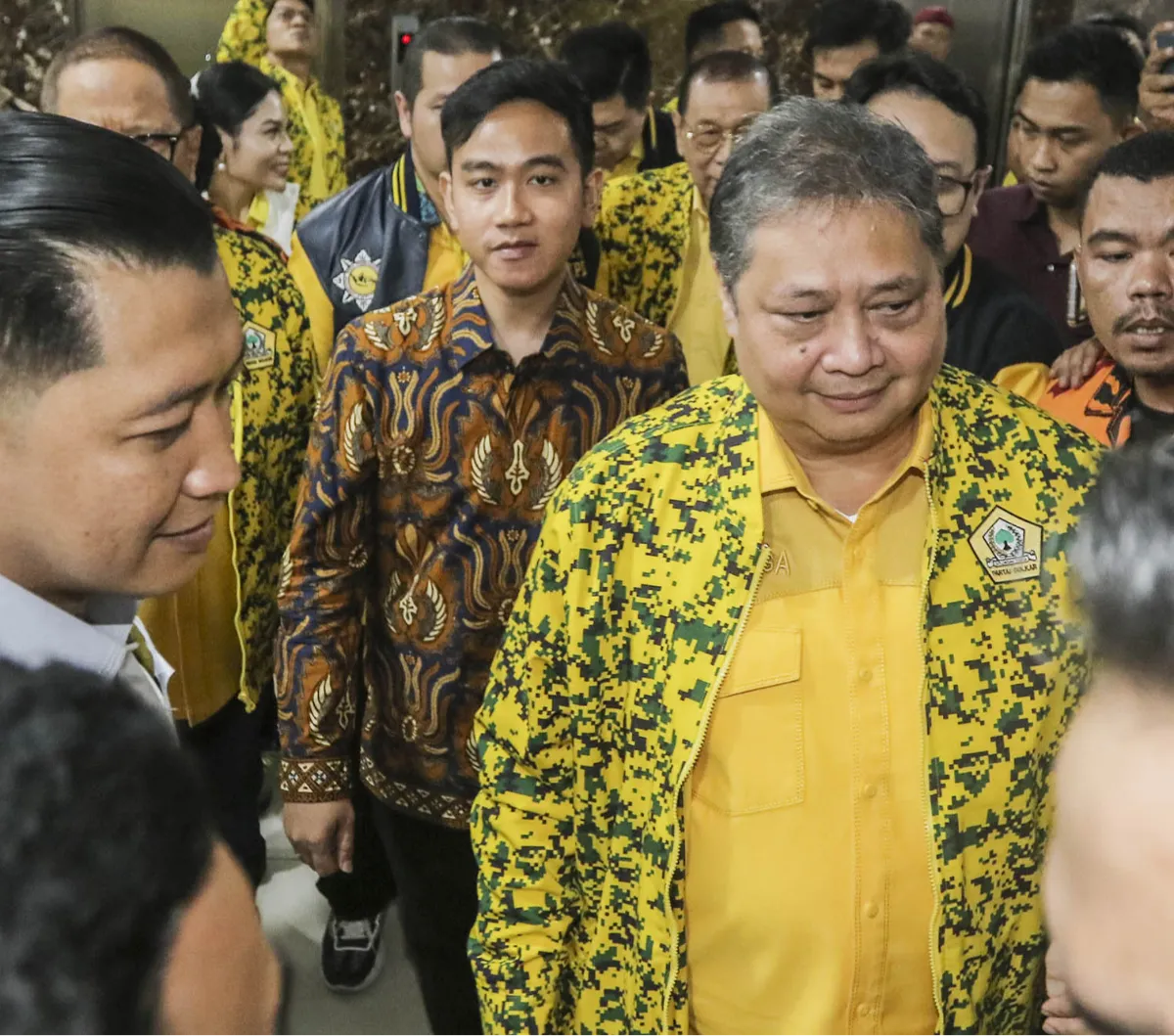 Soal Peluang Gibran Masuk Golkar, Airlangga: Sabar Dulu, Ini Terus ... Soal Peluang Gibran Masuk Golkar, Airlangga: Sabar Dulu, Ini Terus ...