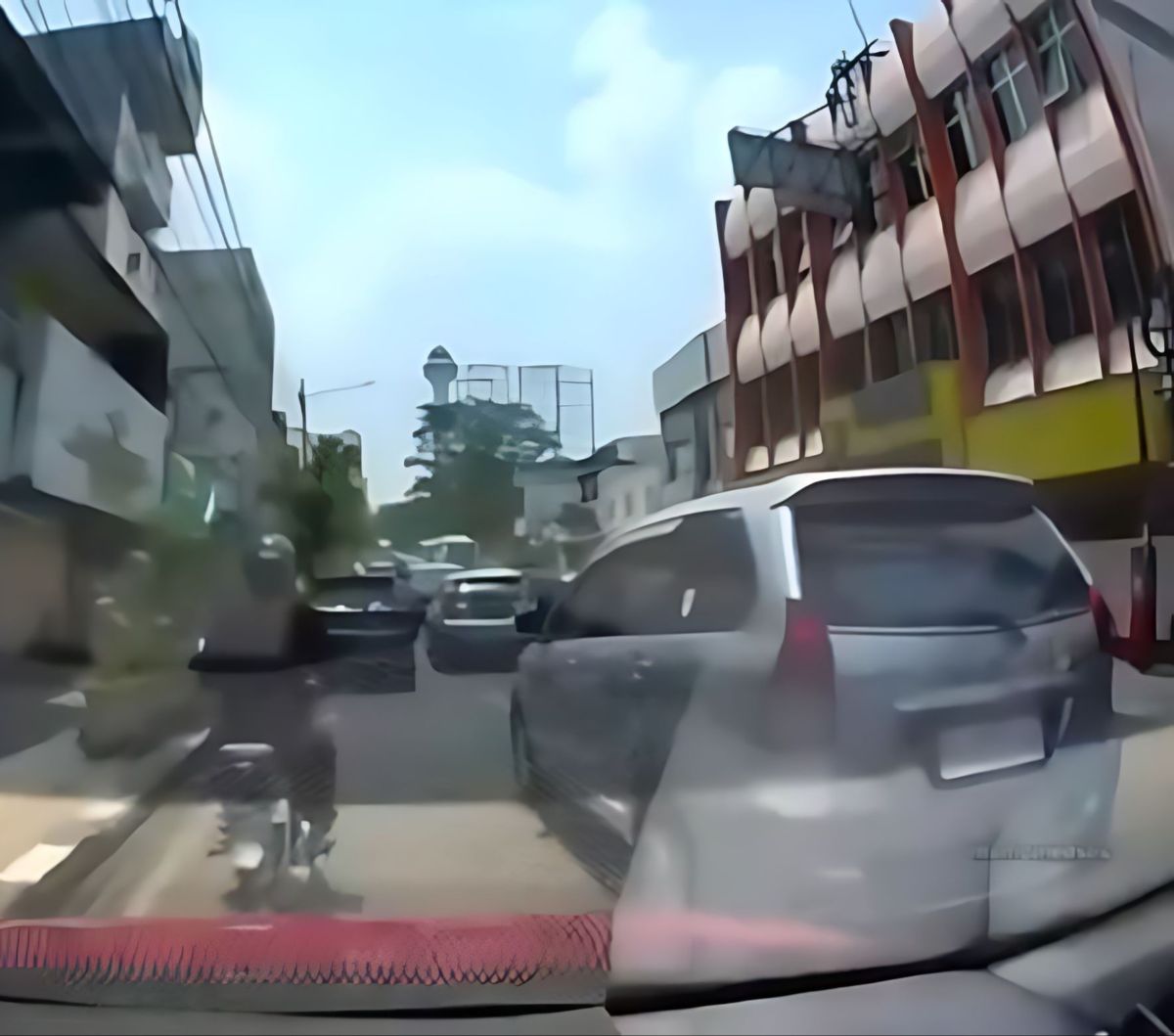 Viral Video Aksi Berani Pemotor Hancurkan Kaca Depan Mobil yang Klakson-klakson Saat Lalu Lintas ...