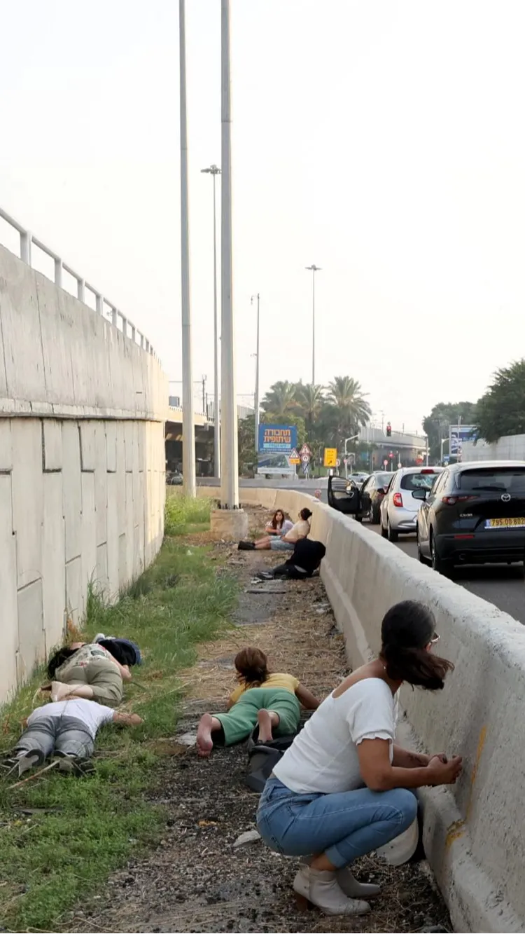 FOTO: Mencekam! Beginilah Ketakutan Warga Israel saat Roket Hamas ...