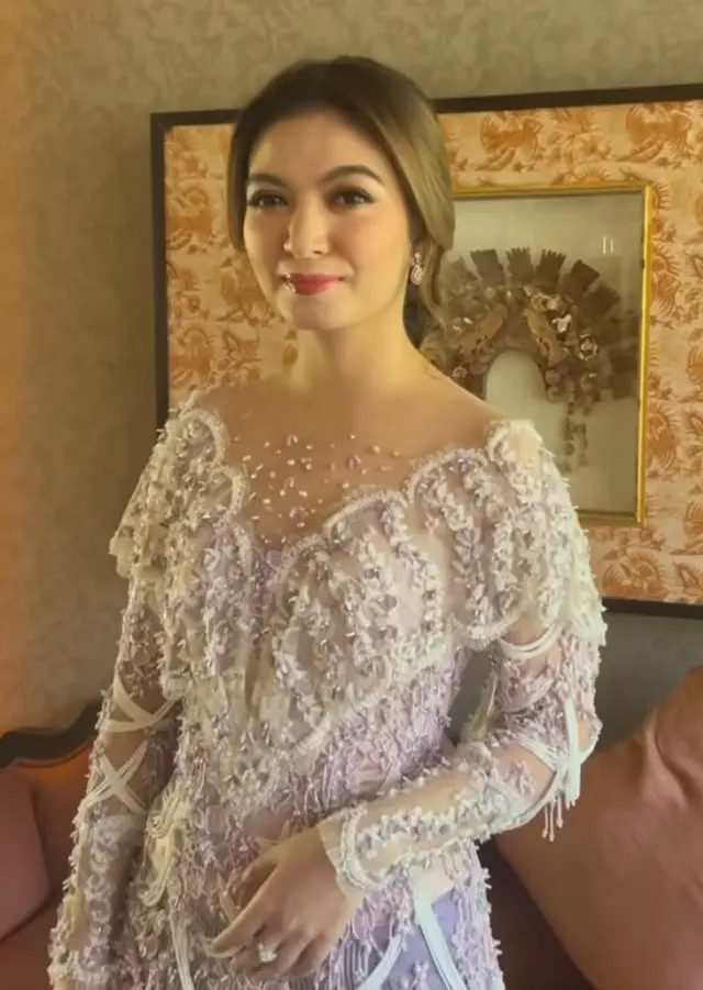 Foto-foto Selvi Ananda Memakai Kebaya Keunguan, Cantik Anggun Berkelas