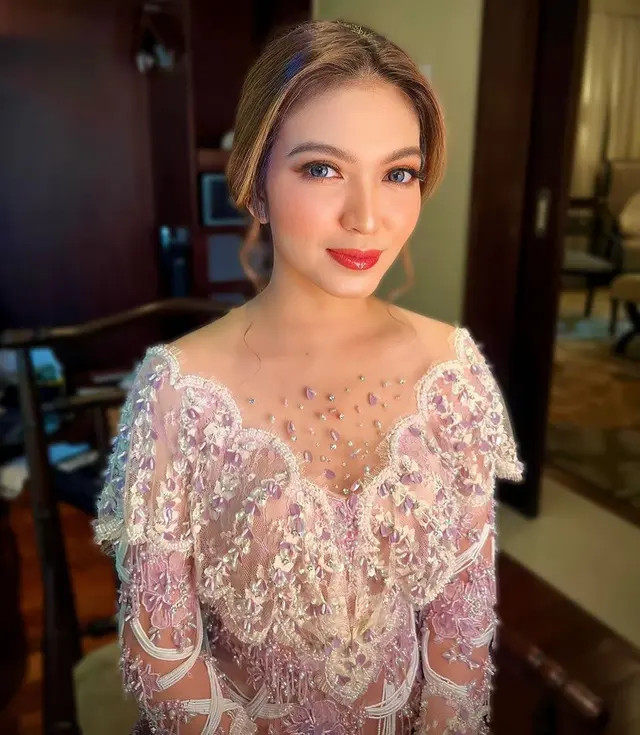 Foto-foto Selvi Ananda Memakai Kebaya Keunguan, Cantik Anggun Berkelas