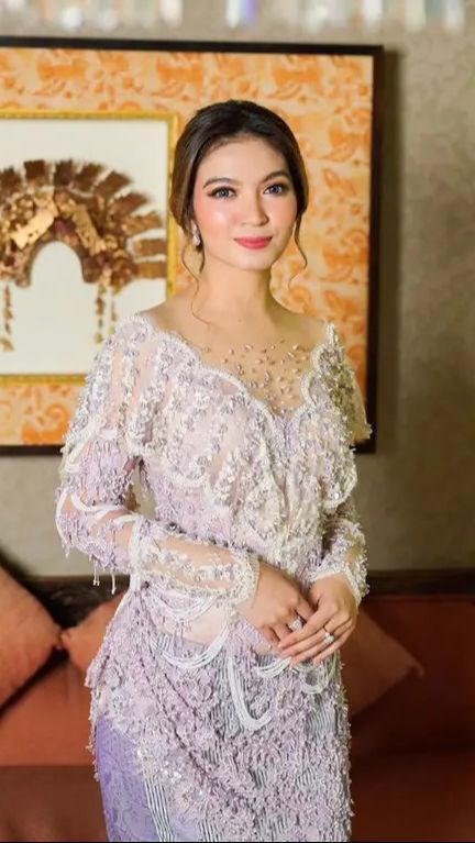 Foto-foto Selvi Ananda Memakai Kebaya Keunguan, Cantik Anggun Berkelas