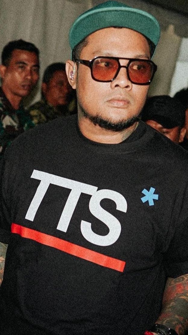 Video Mesra Ibunda Virgoun Bareng Cowok Berondong Jadi Sorotan Video Mesra Ibunda Virgoun Bareng Cowok Berondong Jadi Sorotan