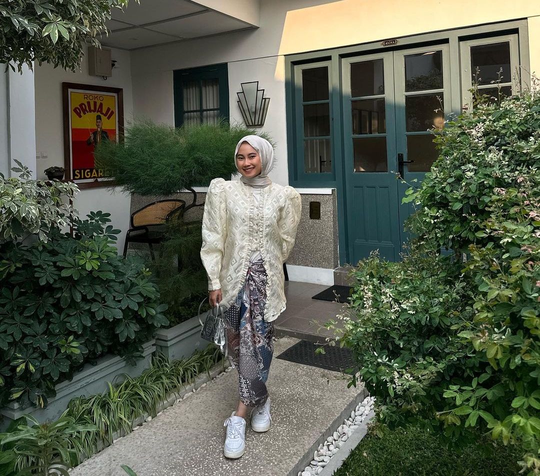Tampil Beda Saat Kondangan dengan Kebaya Vintage dan Sneakers