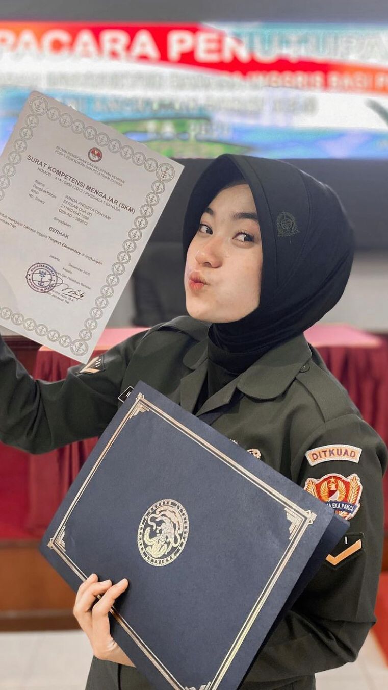 Cantiknya Serda Winda Anggita, Prajurit TNI yang Jadi Guru di Militer