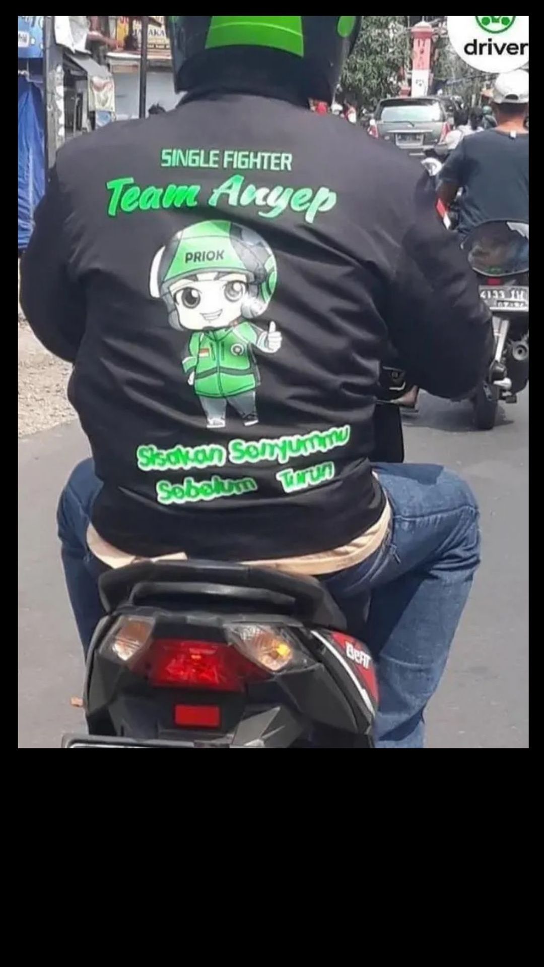 8 Potret Tulisan di Jaket dan Helm Driver Ojol, Sangat Menyentuh Hati ...
