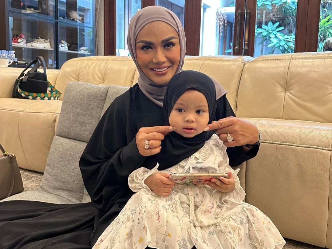 Ikut Pengajian Bareng Aurel Hermansyah, Gaya Hijab Krisdayanti Bikin Pangling