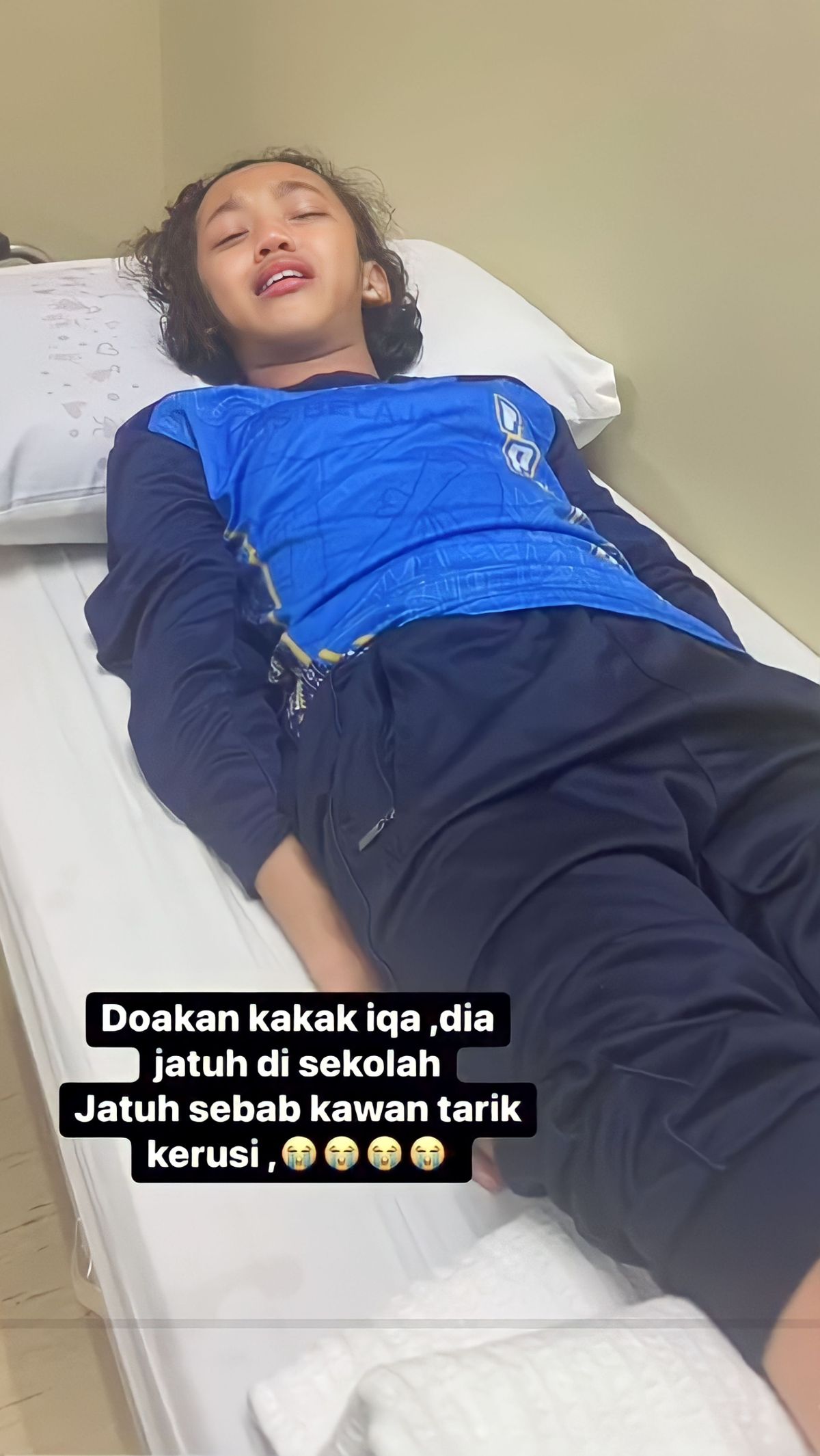 Gadis Celebral Palsy Ini Alami Patah Tulang Ekor Gegara Prank Tarik Kursi