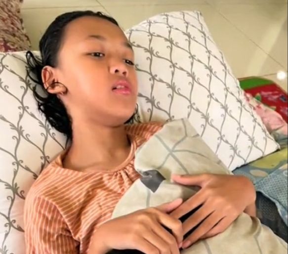 Gadis Celebral Palsy Ini Alami Patah Tulang Ekor Gegara Prank Tarik Kursi