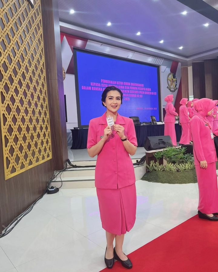 Intip 7 Potret Kadek Devi yang Memukau Mengenakan Seragam Bhayangkari, Saat Mendampingi Suamin ...