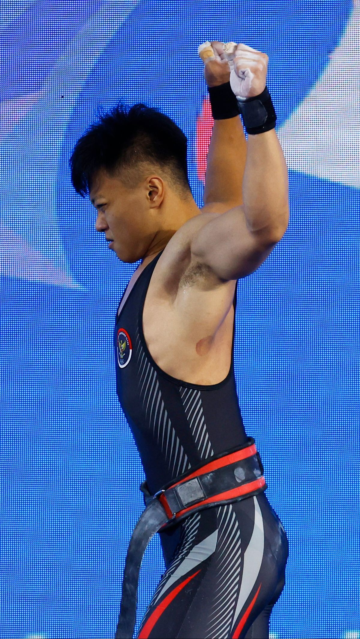 FOTO: Aksi Atlet Angkat Besi Indonesia Rahmat Erwin Abdullah Raih Emas ...