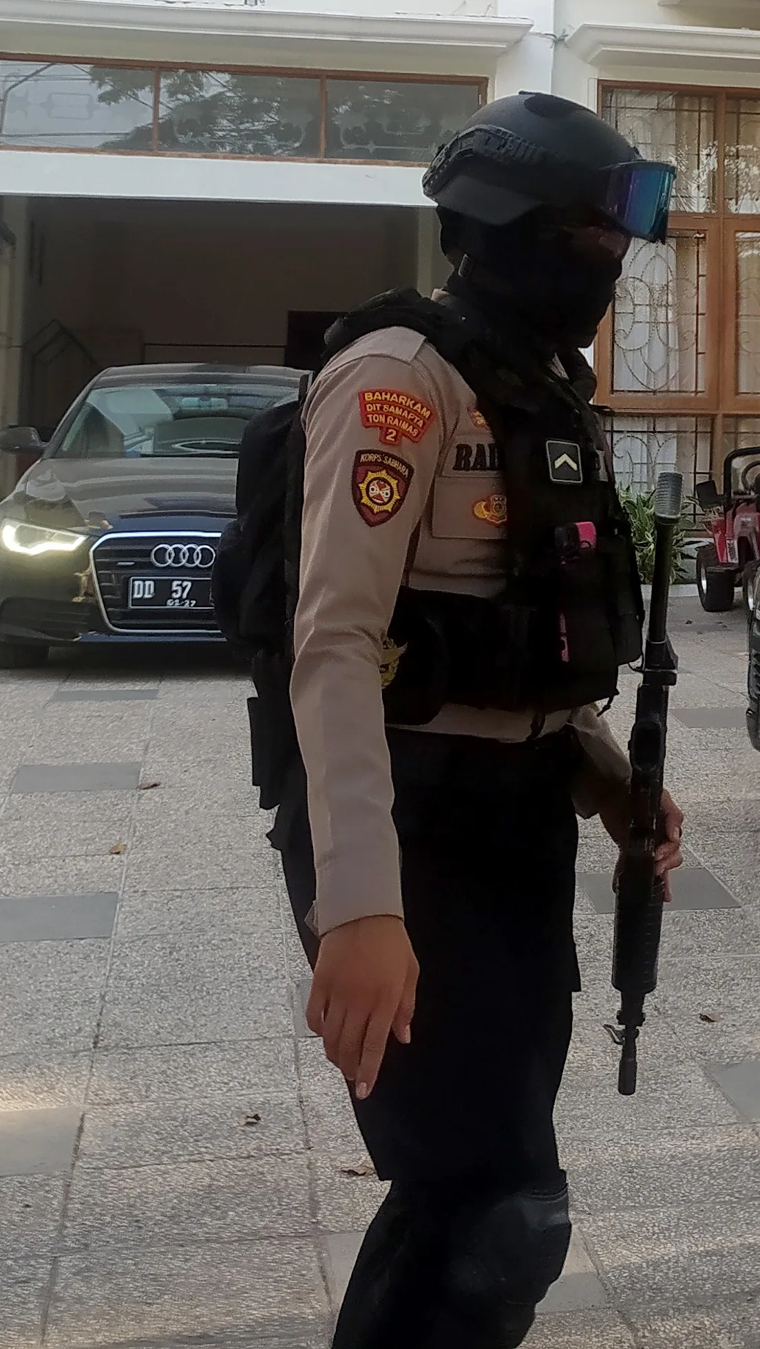 5 Jam Geledah Rumah Mentan Syahrul Yasin Limpo di Makassar, KPK Angkut Mobil Audi dan 1 Koper