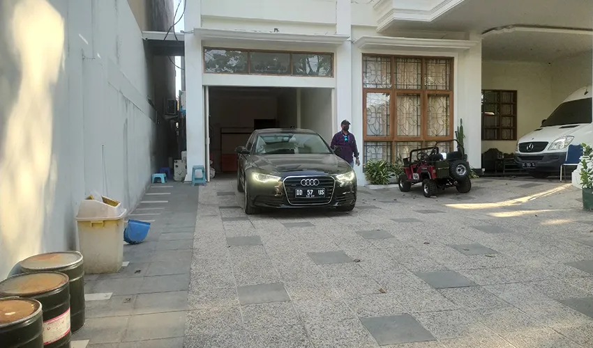 5 Jam Geledah Rumah Mentan Syahrul Yasin Limpo di Makassar, KPK Angkut Mobil Audi dan 1 Koper