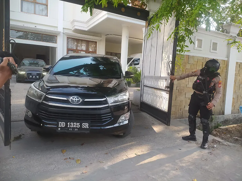 5 Jam Geledah Rumah Mentan Syahrul Yasin Limpo di Makassar, KPK Angkut Mobil Audi dan 1 Koper
