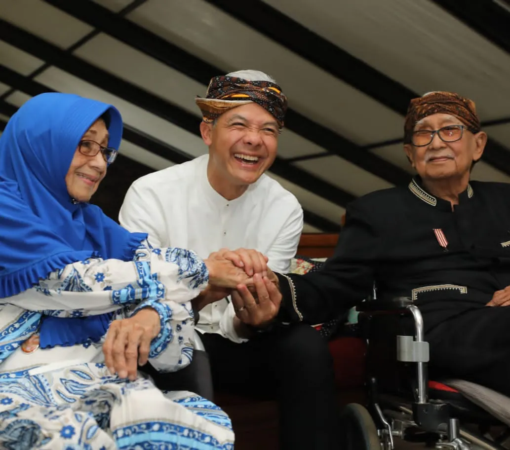 Momen Hangat Ganjar Sowan ke Gubernur Jabar Era 70-an, Langsung Diangkat jadi Keluarga