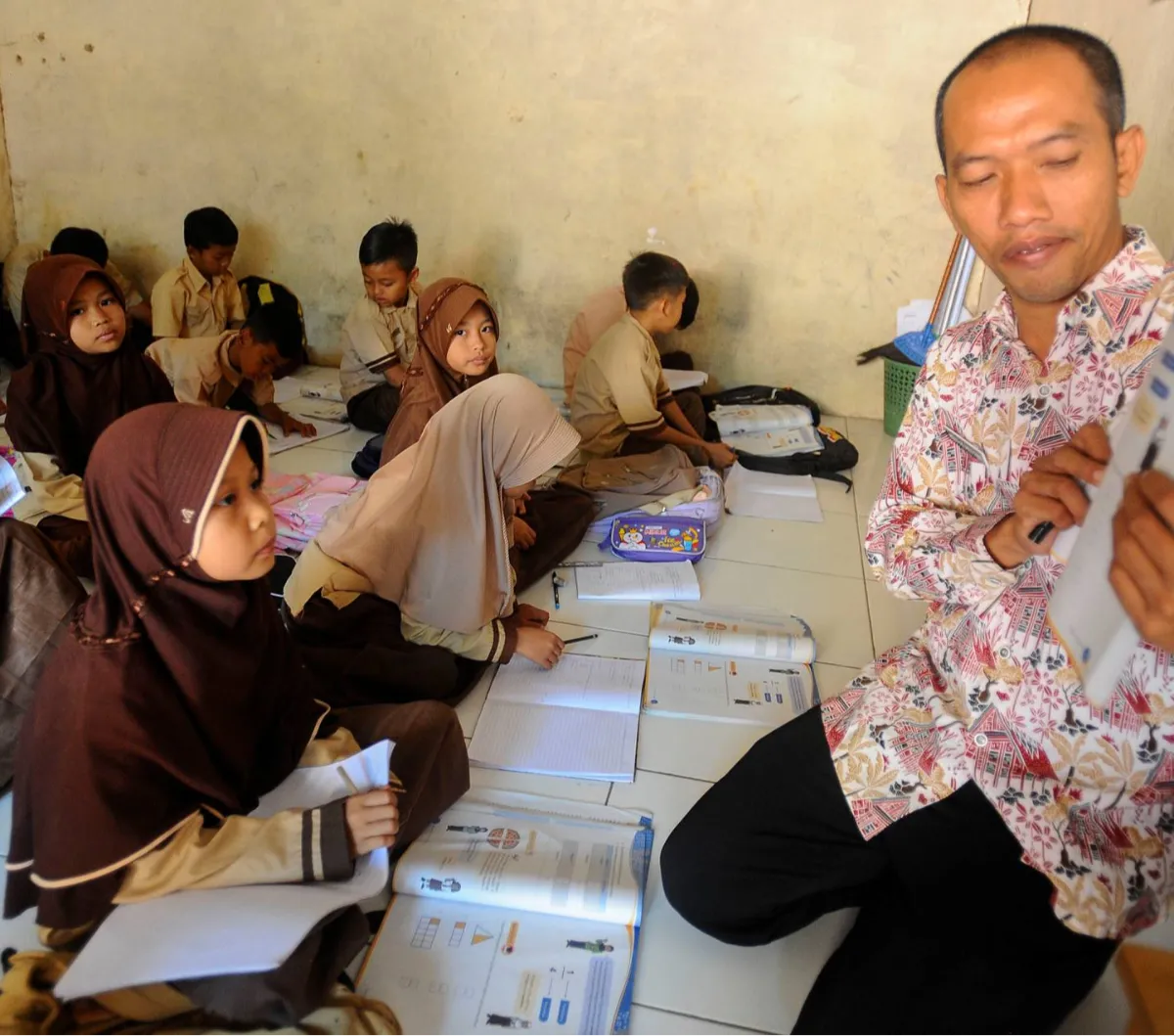 FOTO: Potret Miris Murid SDN Cidokom 02 di Rumpin Bogor Belajar di ...