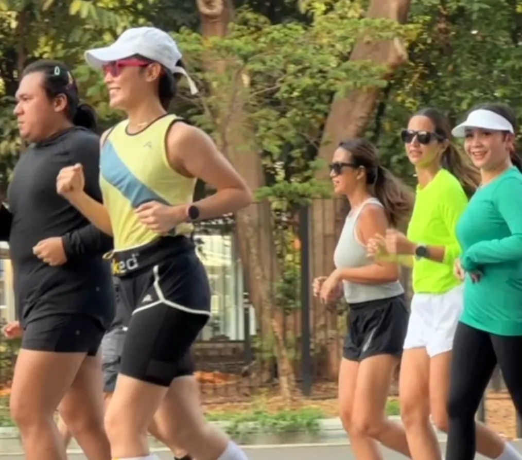 Lari Pagi Bareng Nia Ramadhani dan Ayu Dewi, Penampilan Nagita Slavina Bikin Salfok