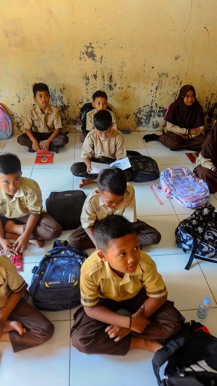 FOTO: Potret Miris Murid SDN Cidokom 02 di Rumpin Bogor Belajar di ...