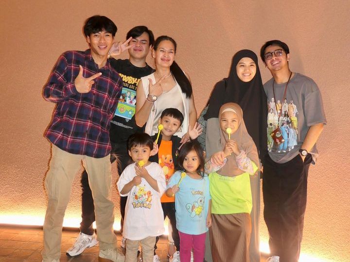 Potret Kebersamaan Donna Harun dengan Para Cucu, Penampilan 'Sang Nenek ...