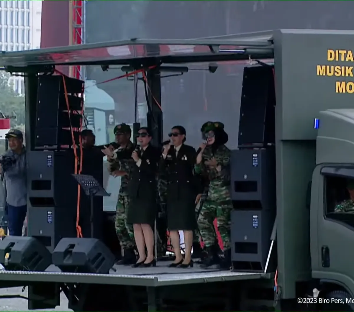 Momen Mobil Musik Militer Lewat saat Parade HUT TNI KE-78, Nyanyi Lagu ...