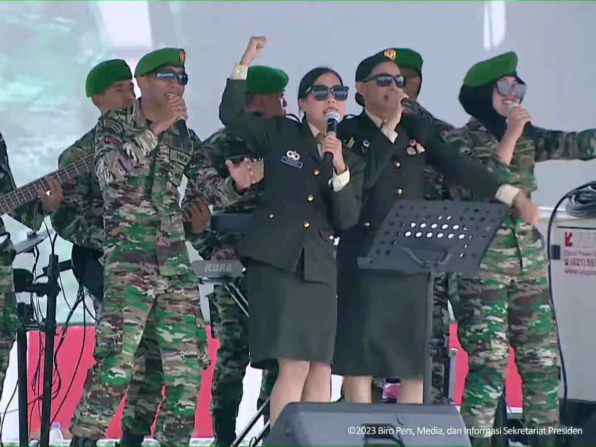 Momen Mobil Musik Militer Lewat saat Parade HUT TNI KE-78, Nyanyi Lagu ...