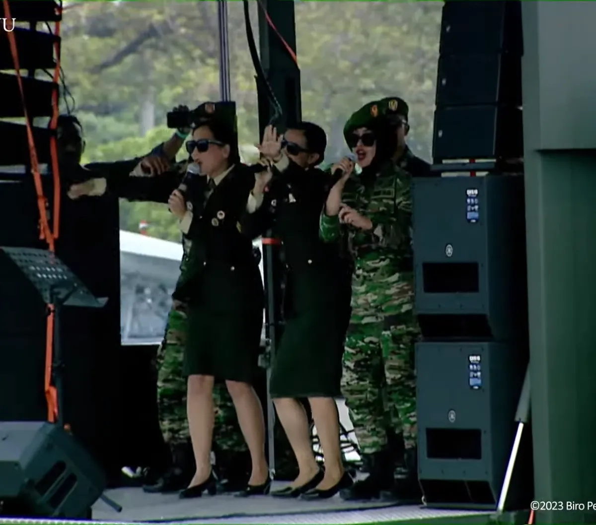 Momen Mobil Musik Militer Lewat saat Parade HUT TNI KE-78, Nyanyi Lagu ...