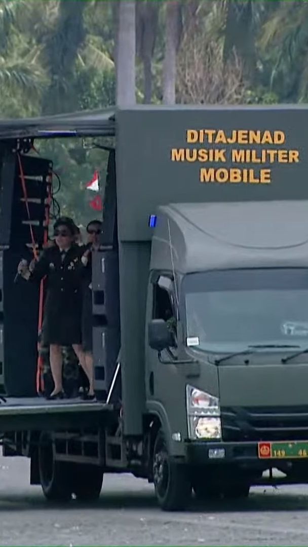 Momen Mobil Musik Militer Lewat saat Parade HUT TNI KE-78, Nyanyi Lagu ...