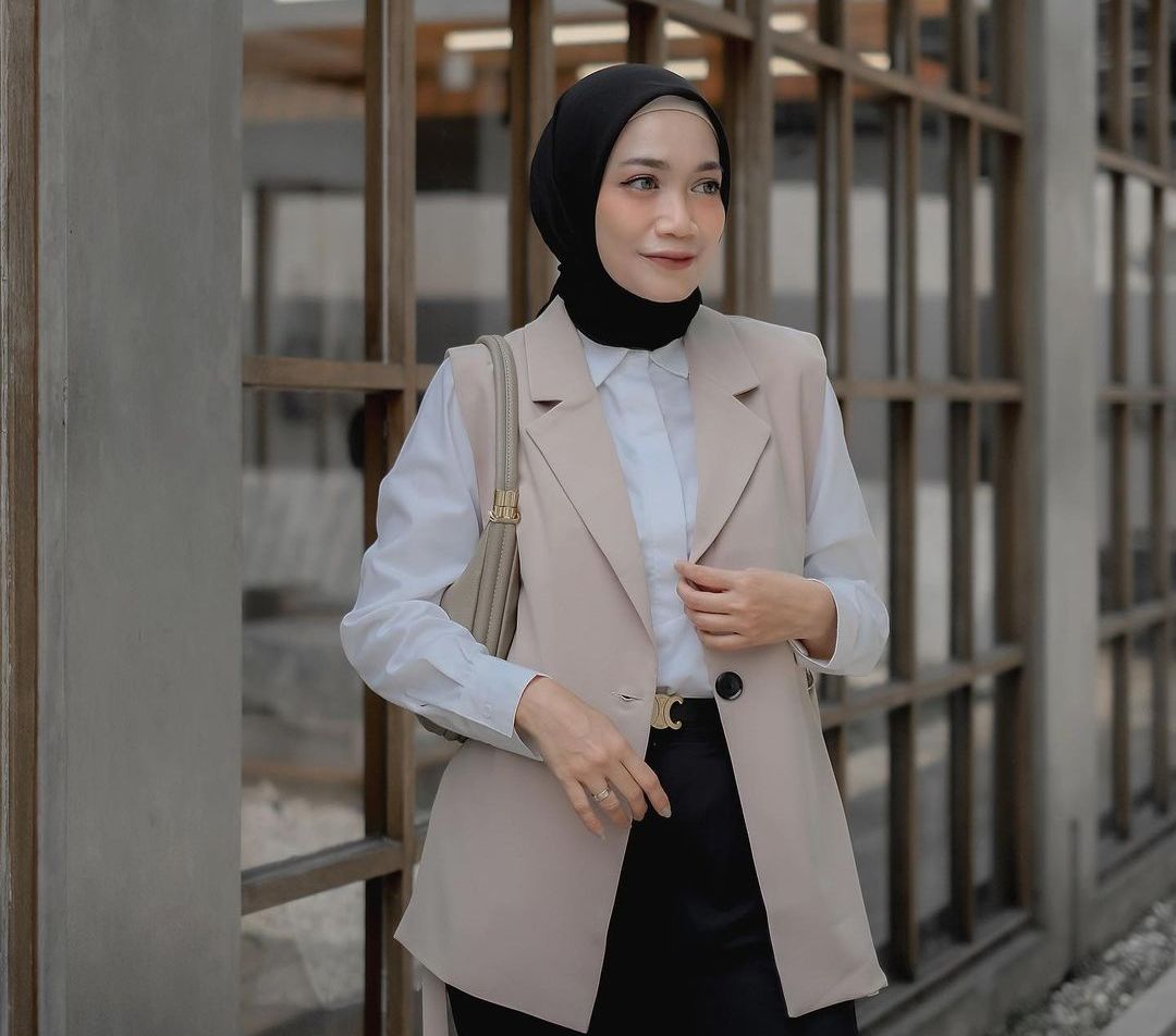 Mix and Match Formal Look Hijab dengan Aksen Vest