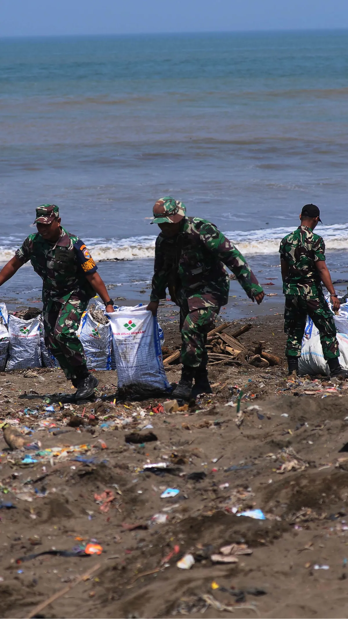FOTO: Aksi Pandawara Group dan Ratusan Relawan Bersihkan Pantai Cibutun ...
