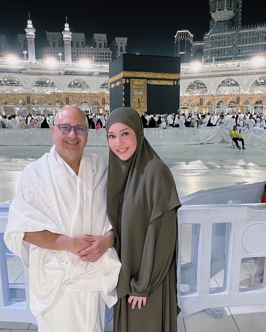 8 Foto Cantik Bunda Maia Estianty Yang Berhijab Selama Ibadah Umrah
