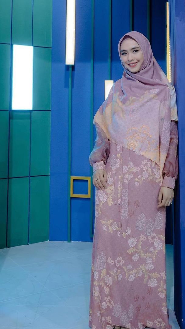 Inspirasi Busana Syar'i ala Oki Setiana Dewi, Bikin Tampilan Sehari ...