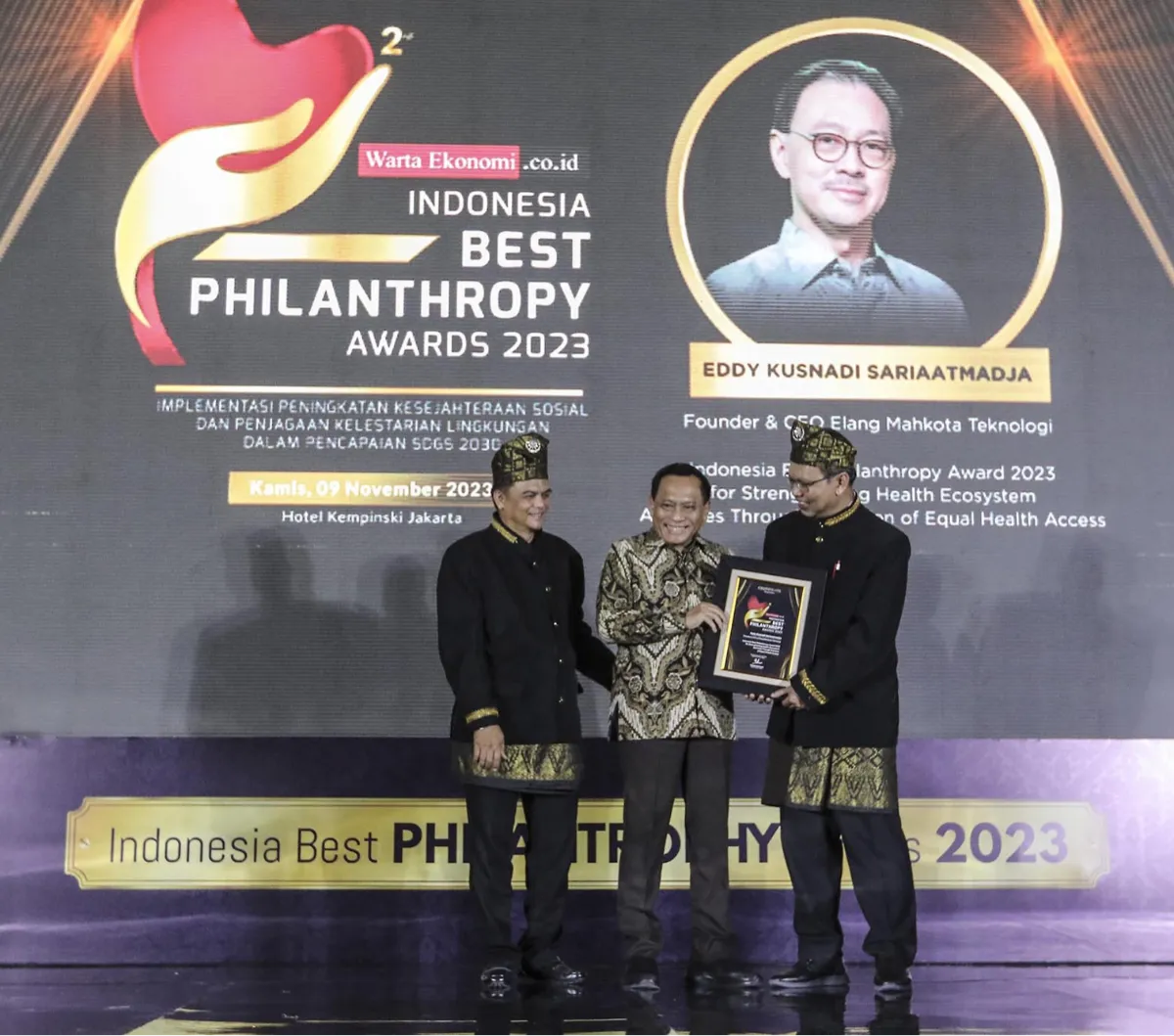 FOTO: Pendiri Emtek Eddy Sariaatmadja Raih Indonesia Best Philanthropy ...
