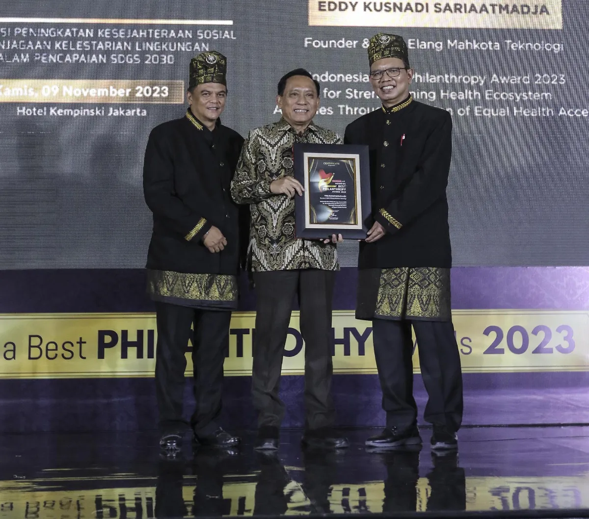 FOTO: Pendiri Emtek Eddy Sariaatmadja Raih Indonesia Best Philanthropy ...
