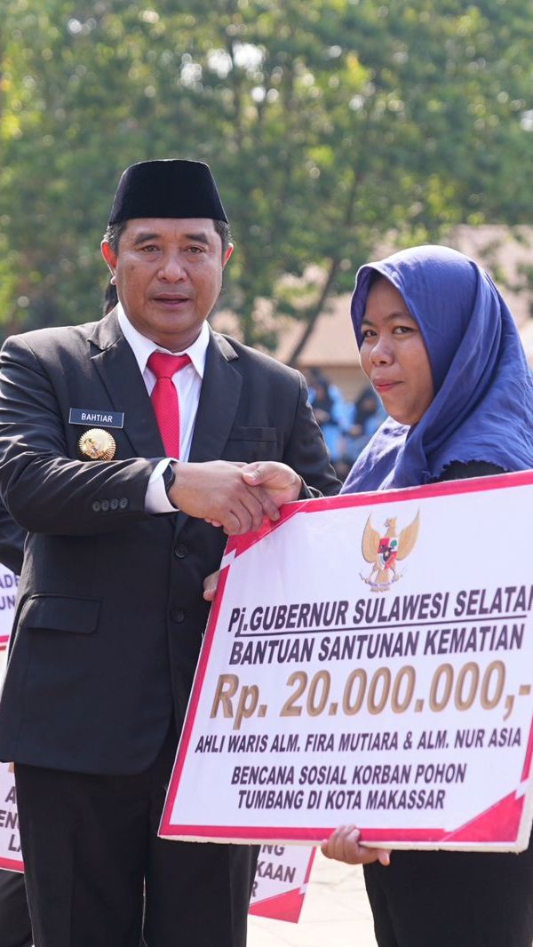 Hari Pahlawan Pj Gubernur Sulsel Serahkan Bantuan Untuk Korban Bencana