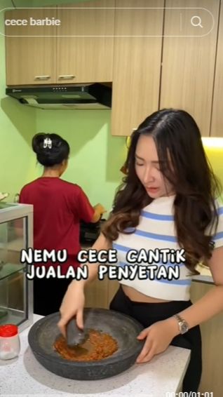 Viral Penjual Penyetan Cantiknya Bak Bidadari, Intip 10 Potret Cece Donna Barbie