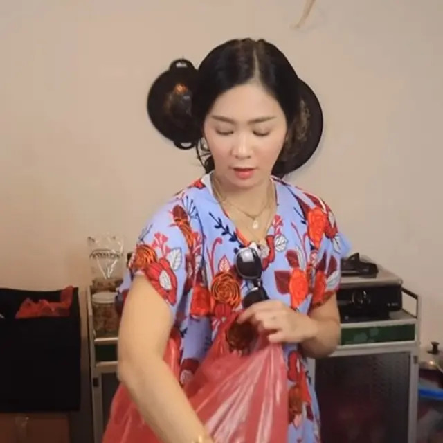 Potret Kocak Bunga Zainal Kenakan Daster, Sederhana tapi Tetap Cantik