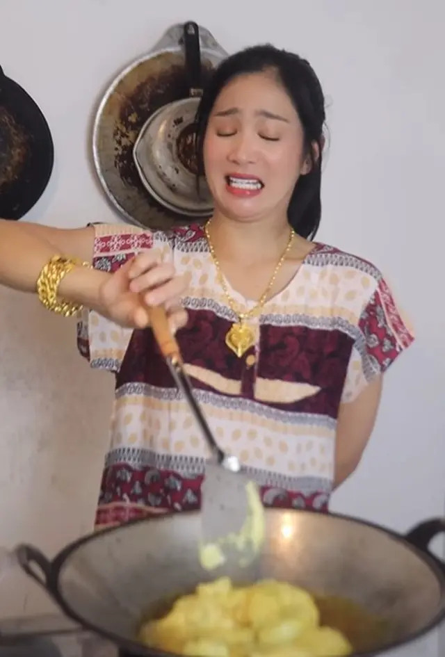 Potret Kocak Bunga Zainal Kenakan Daster, Sederhana tapi Tetap Cantik
