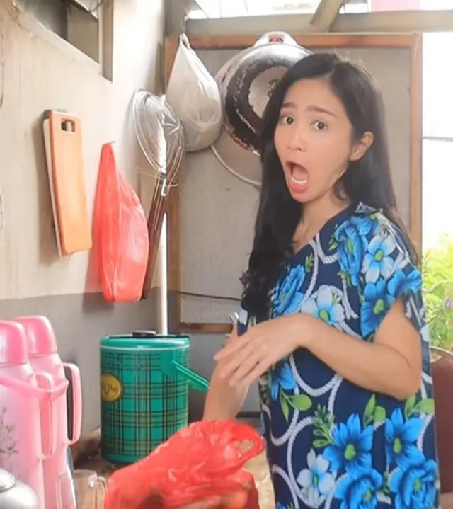 Potret Kocak Bunga Zainal Kenakan Daster, Sederhana tapi Tetap Cantik