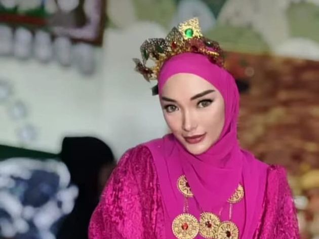 Potret Penampilan Zaskia Gotik saat Temani Arsila Fashion Show di Sekolah, Disebut Mirip Inara Rusli