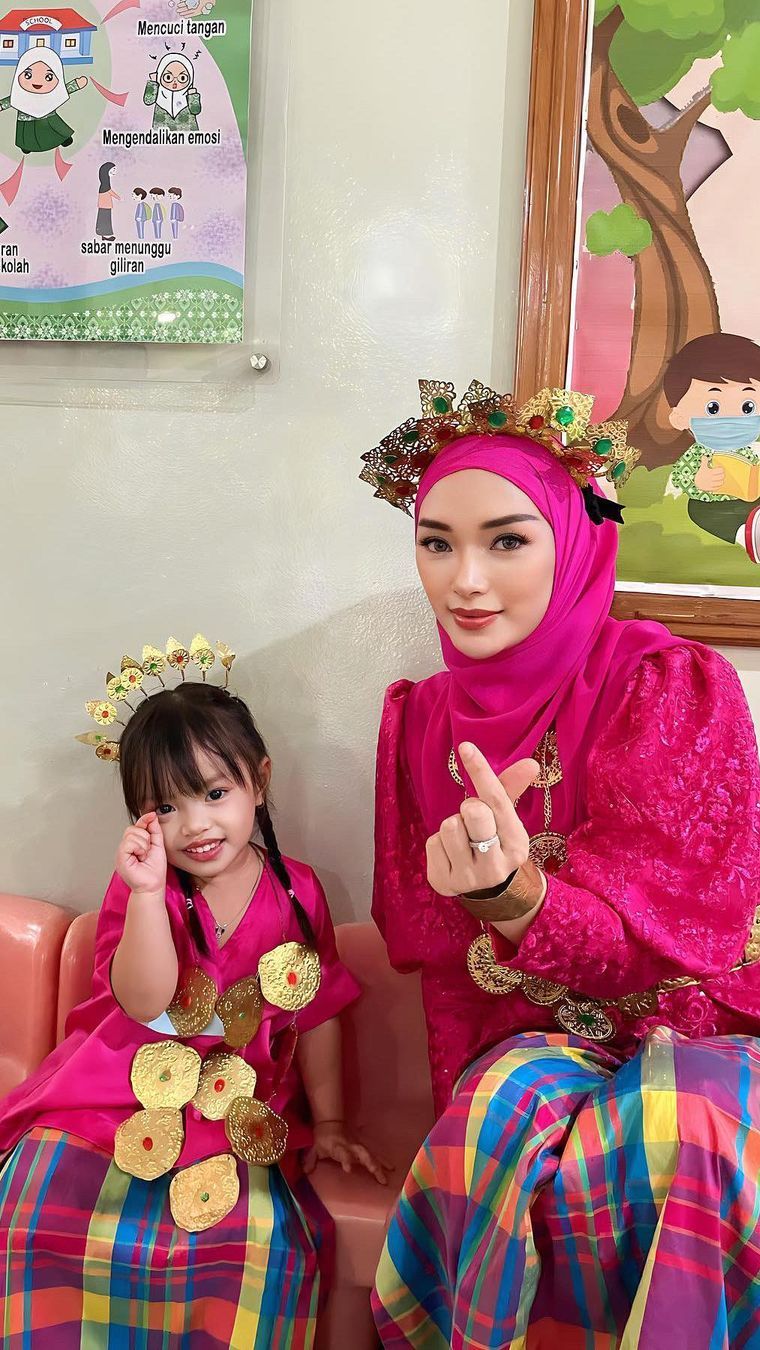 Potret Penampilan Zaskia Gotik saat Temani Arsila Fashion Show di Sekolah, Disebut Mirip Inara Rusli