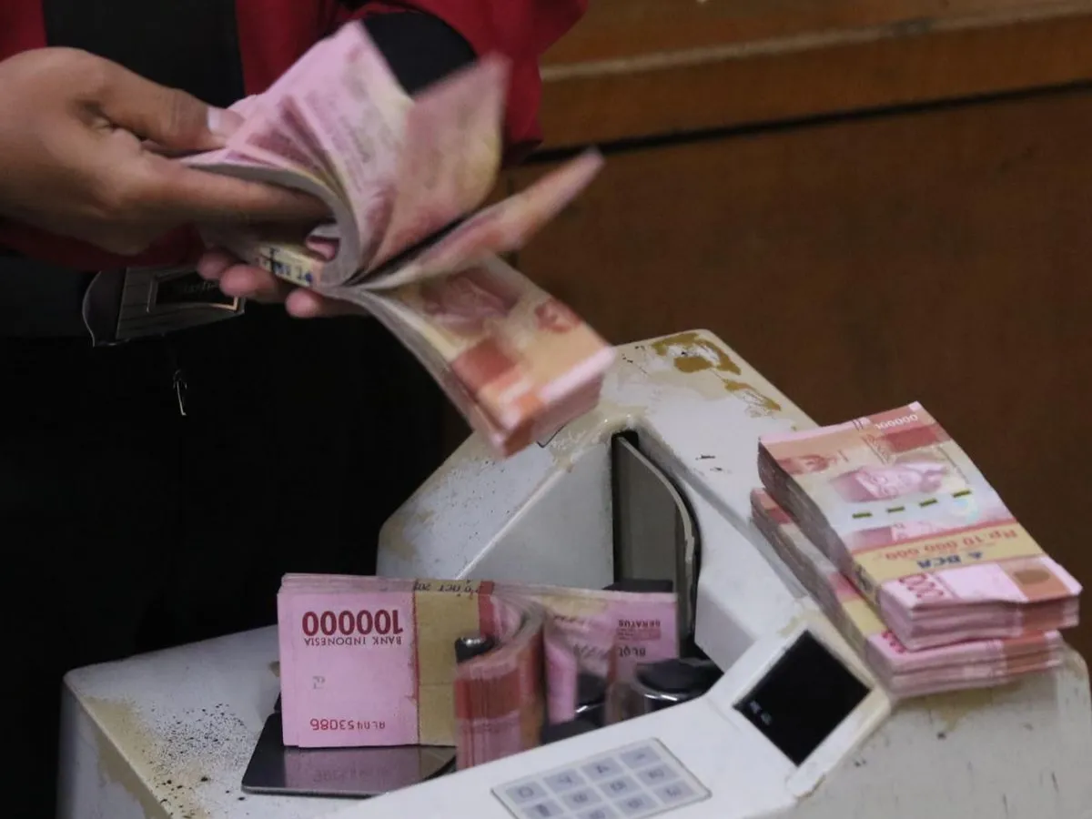 Viral Emak-Emak Terima Bansos Pakai Emas Serenteng, Auto Disoraki Warga