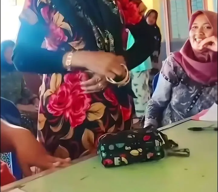 Viral Emak-Emak Terima Bansos Pakai Emas Serenteng, Auto Disoraki Warga