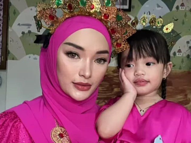 Potret Penampilan Zaskia Gotik saat Temani Arsila Fashion Show di Sekolah, Disebut Mirip Inara Rusli
